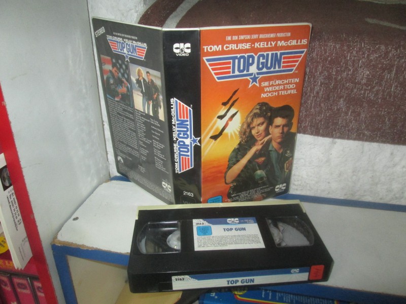 VHS - TOP GUN - TOM CRUISE - CIC 1.AUFLAGE VERSCHWEISST kaufen | Filmundo.de
